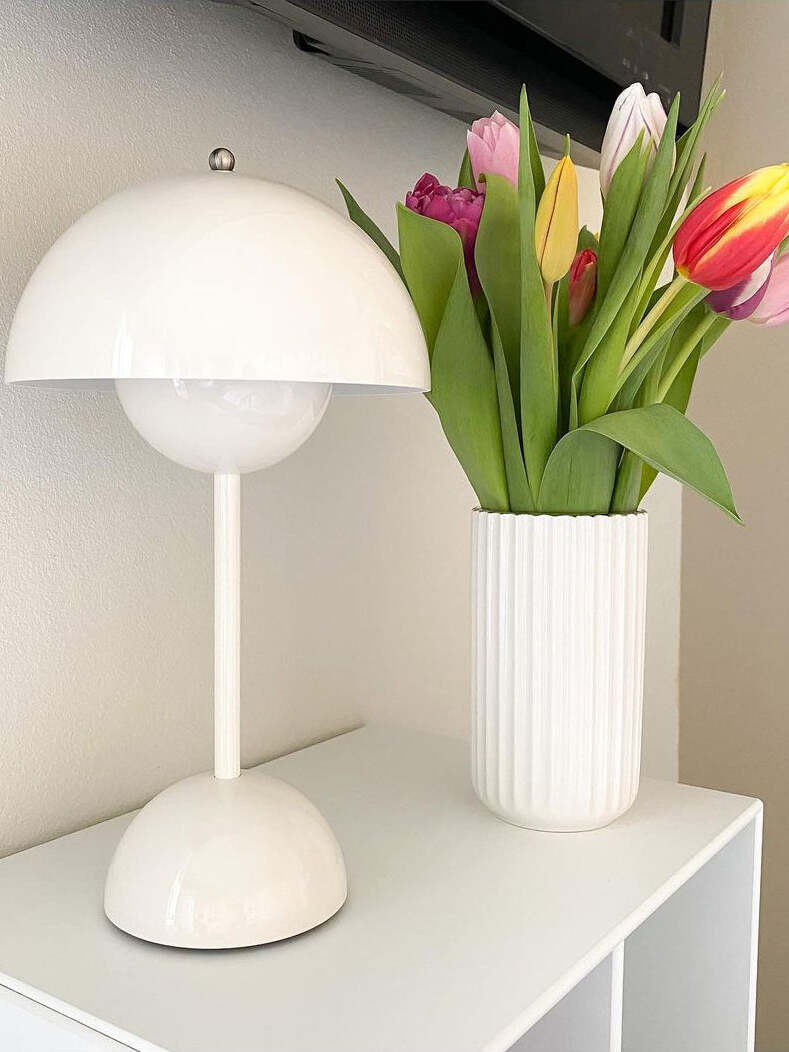 Flower Bud Charge Table Light