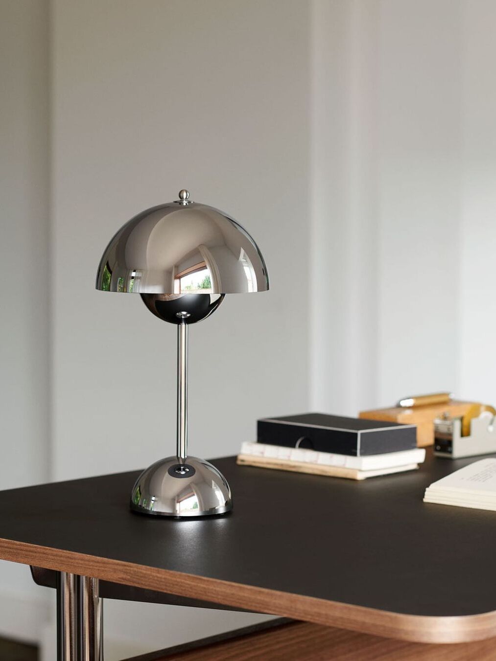 Flower Bud Charge Table Light