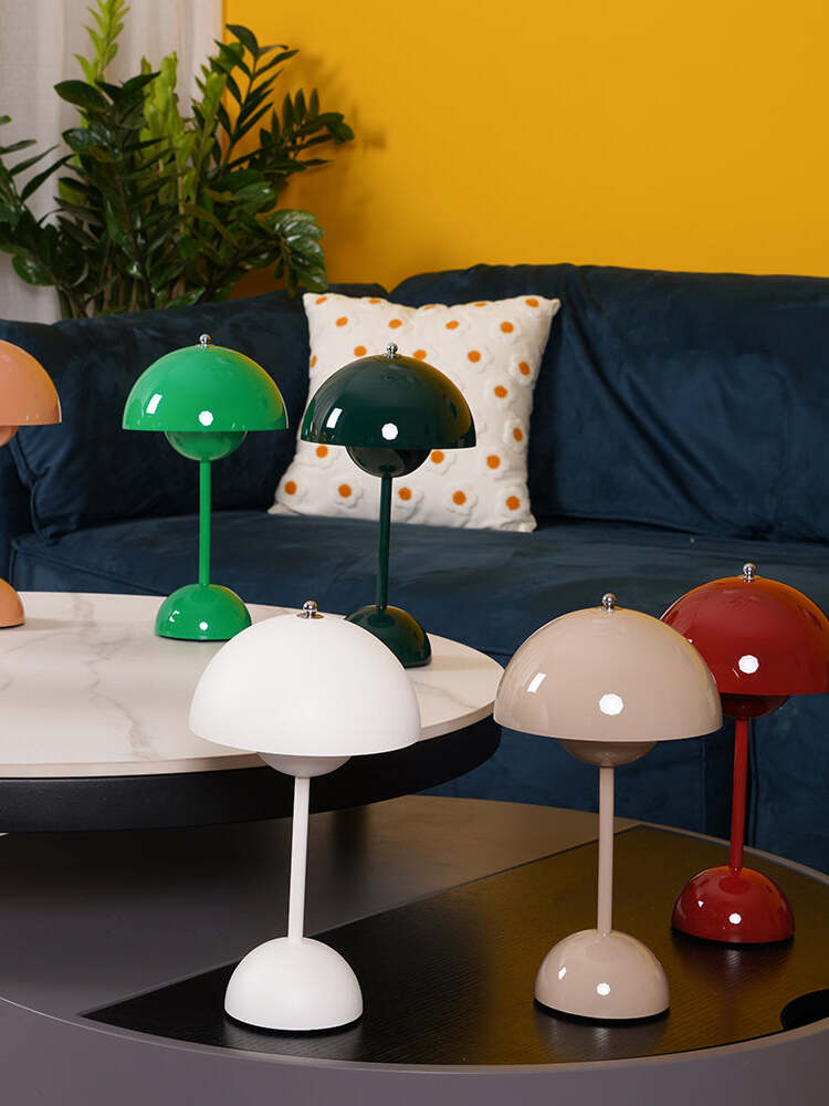 Flower Bud Charge Table Light